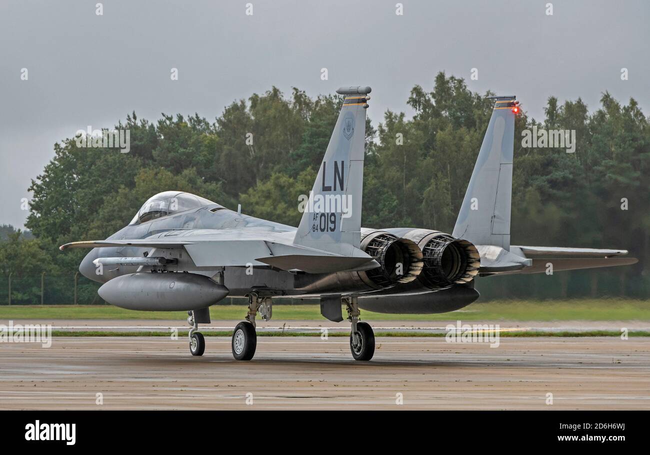 F-15C Eagle aircraft manouvre into position before flight at RAF ...