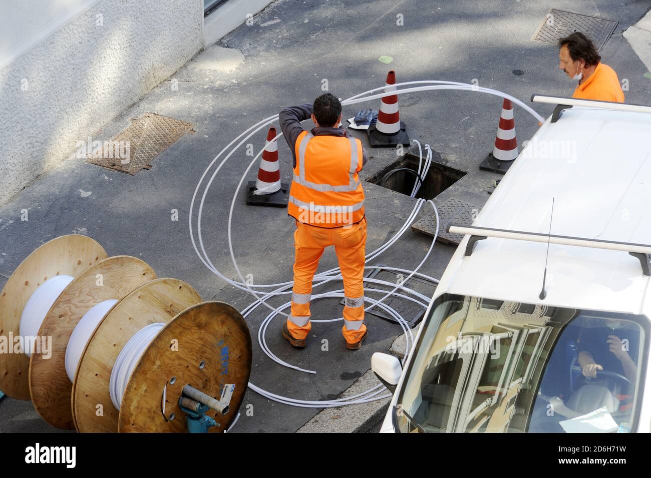 - Milano, posa del cavo della fibra ottica Wind - Milan, Wind optical ...