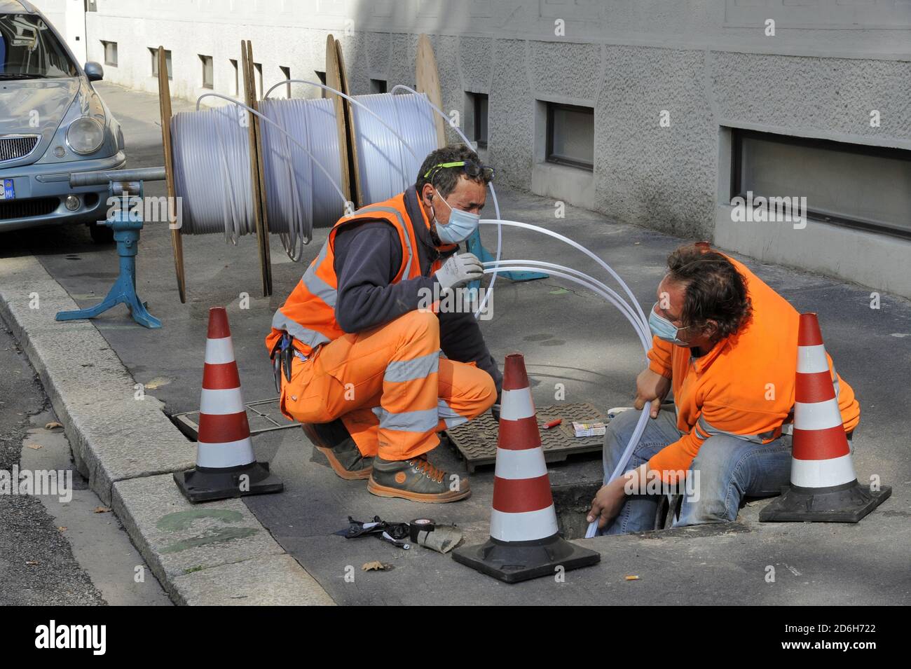 - Milano, posa del cavo della fibra ottica Wind - Milan, Wind optical ...