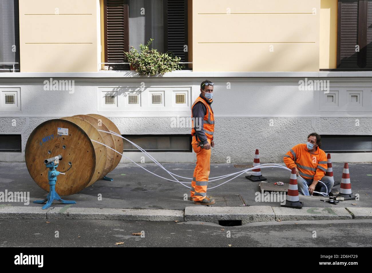 - Milano, posa del cavo della fibra ottica Wind - Milan, Wind optical ...