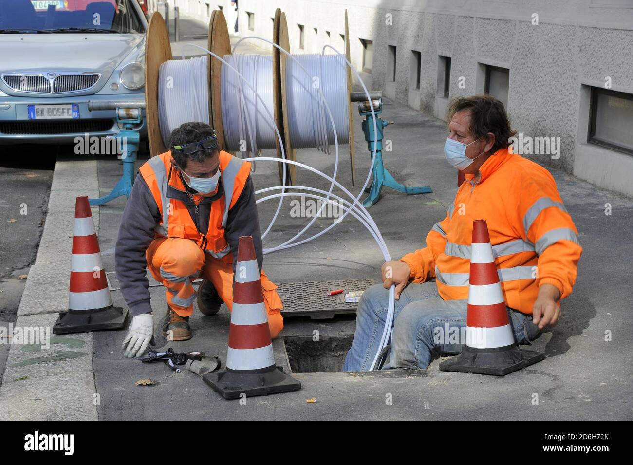 - Milano, posa del cavo della fibra ottica Wind - Milan, Wind optical ...