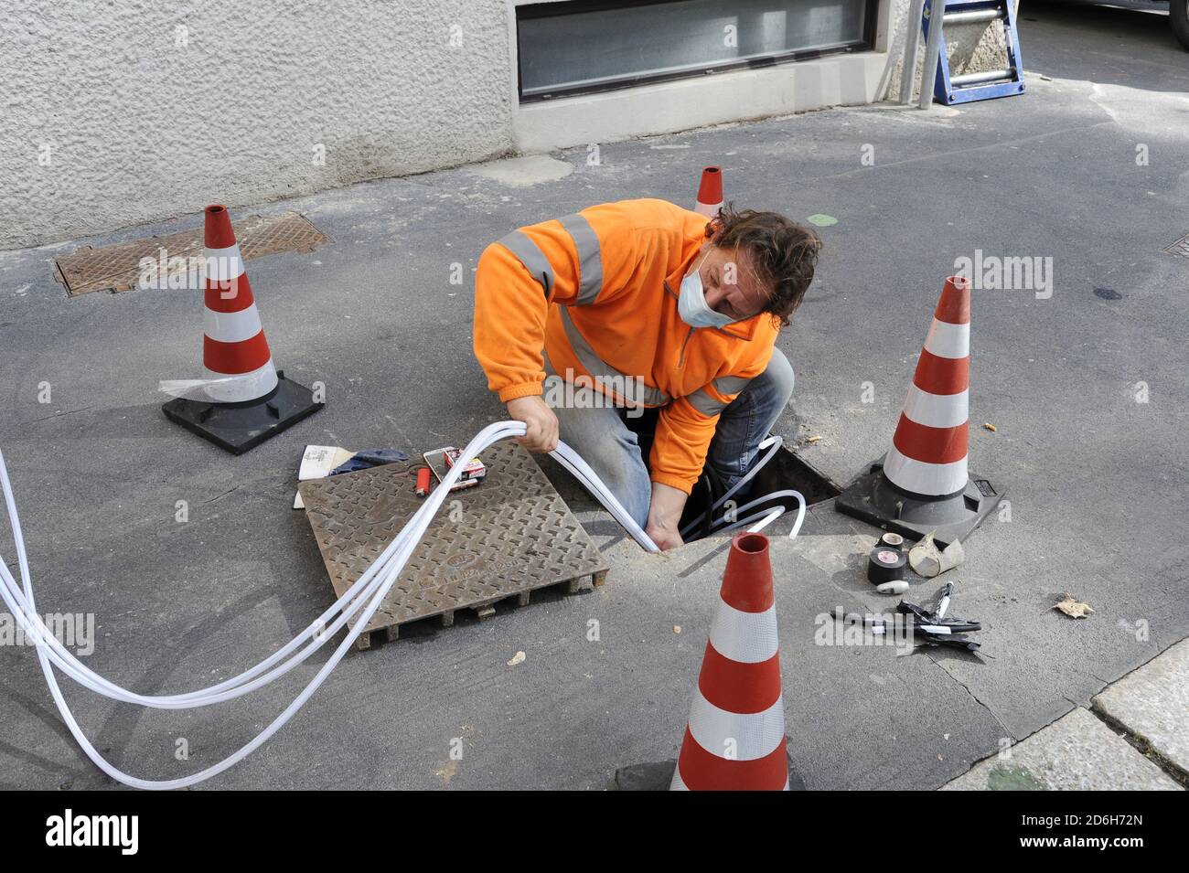 - Milano, posa del cavo della fibra ottica Wind - Milan, Wind optical ...