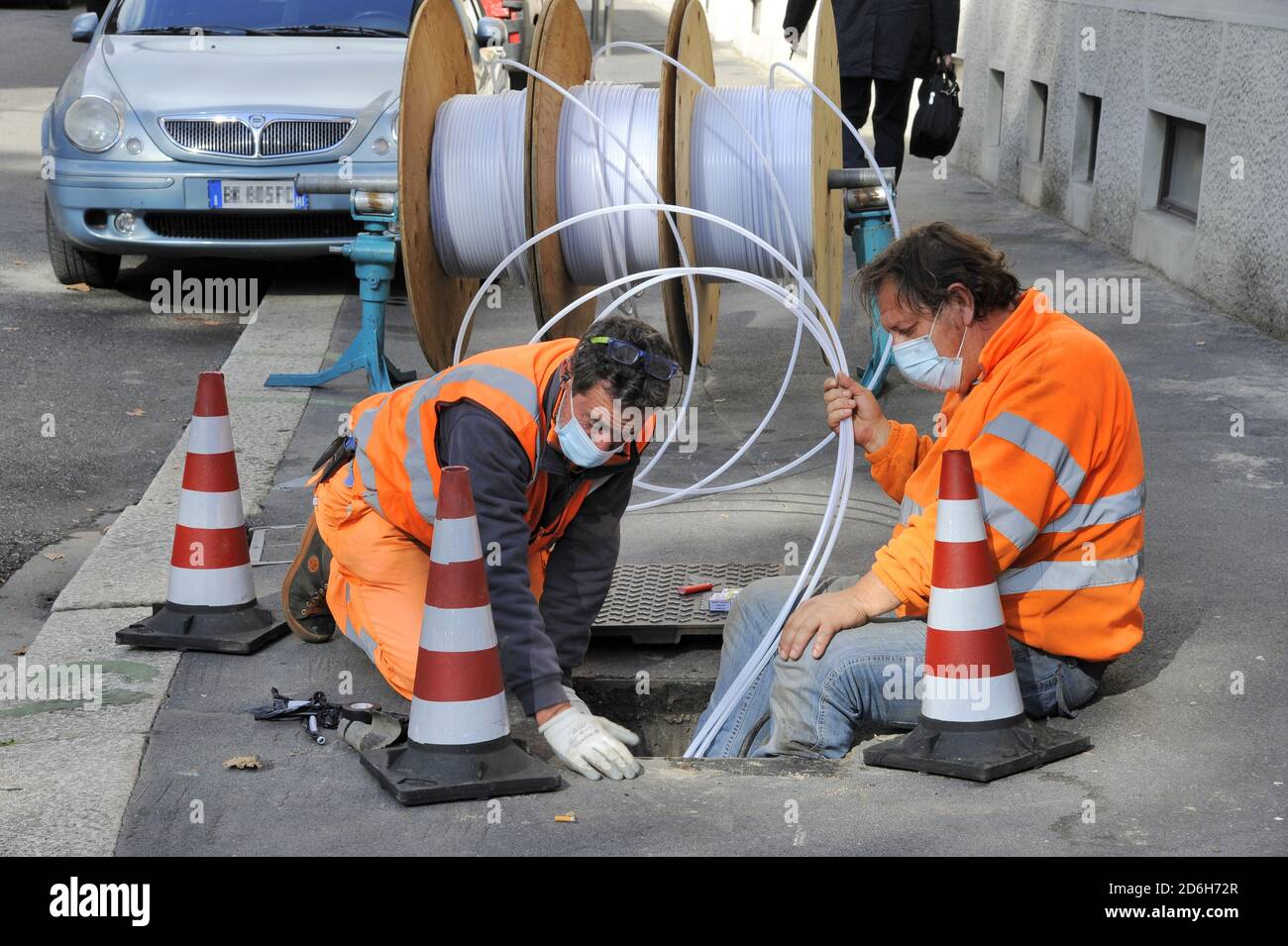 - Milano, posa del cavo della fibra ottica Wind - Milan, Wind optical ...