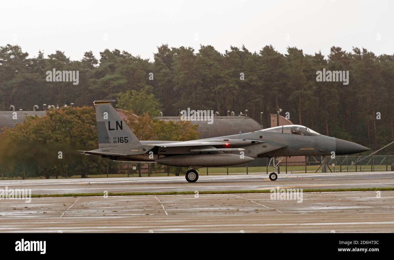 F-15C Eagle aircraft manouvre into position before flight at RAF ...