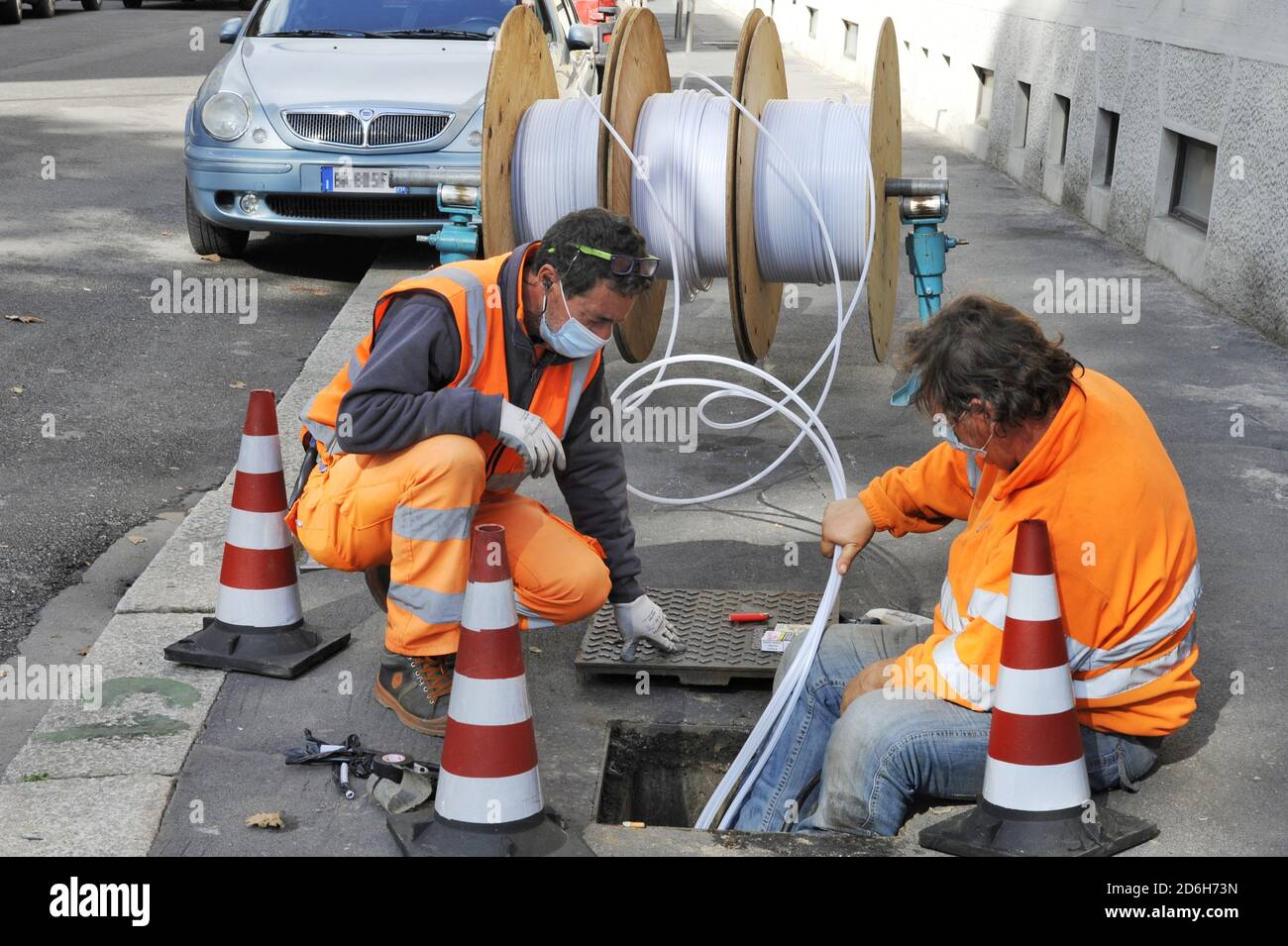 - Milano, posa del cavo della fibra ottica Wind - Milan, Wind optical ...