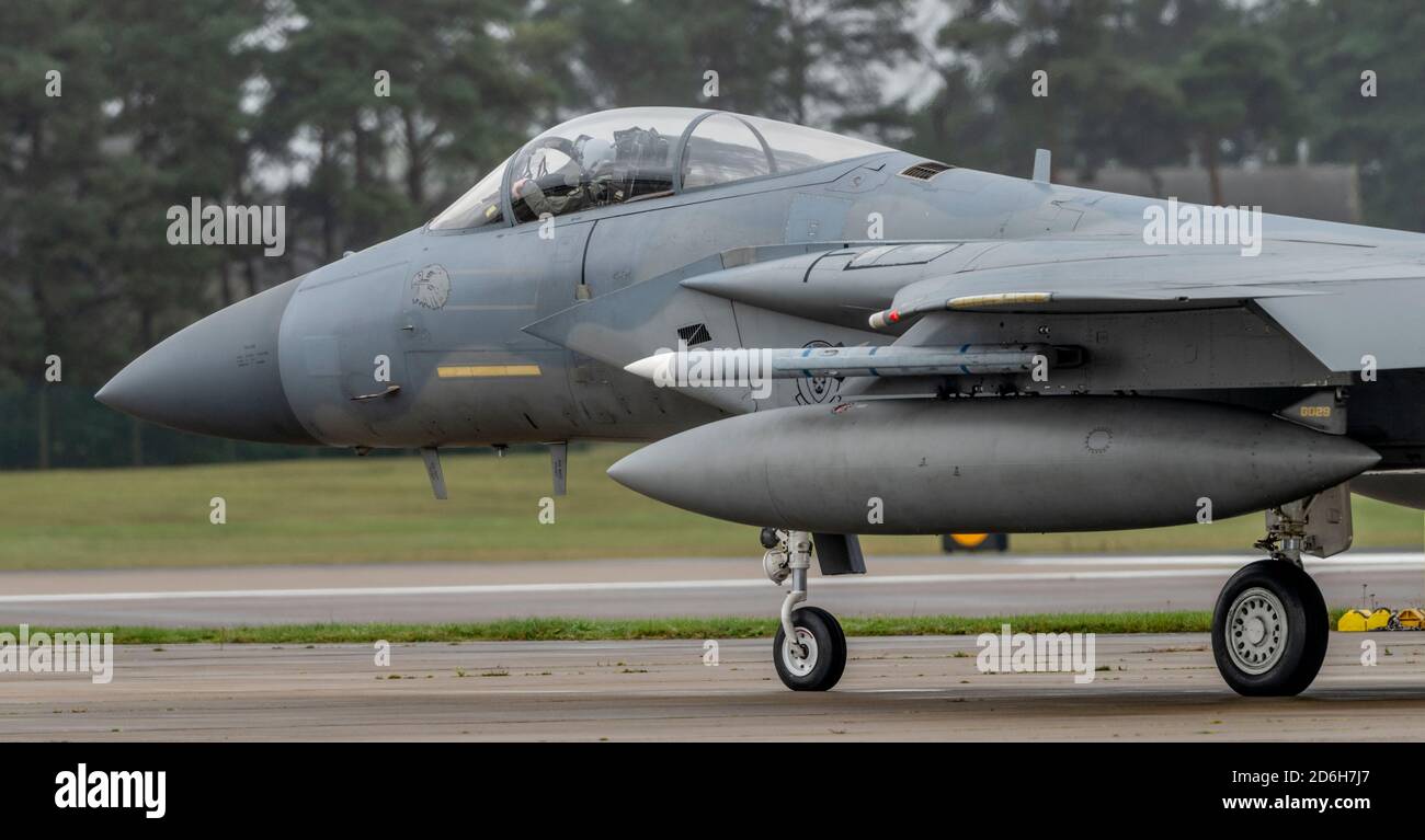 F-15C Eagle aircraft manouvre into position before flight at RAF ...