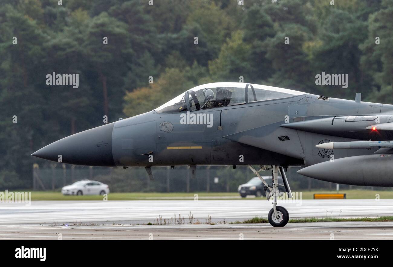 F-15C Eagle aircraft manouvre into position before flight at RAF ...