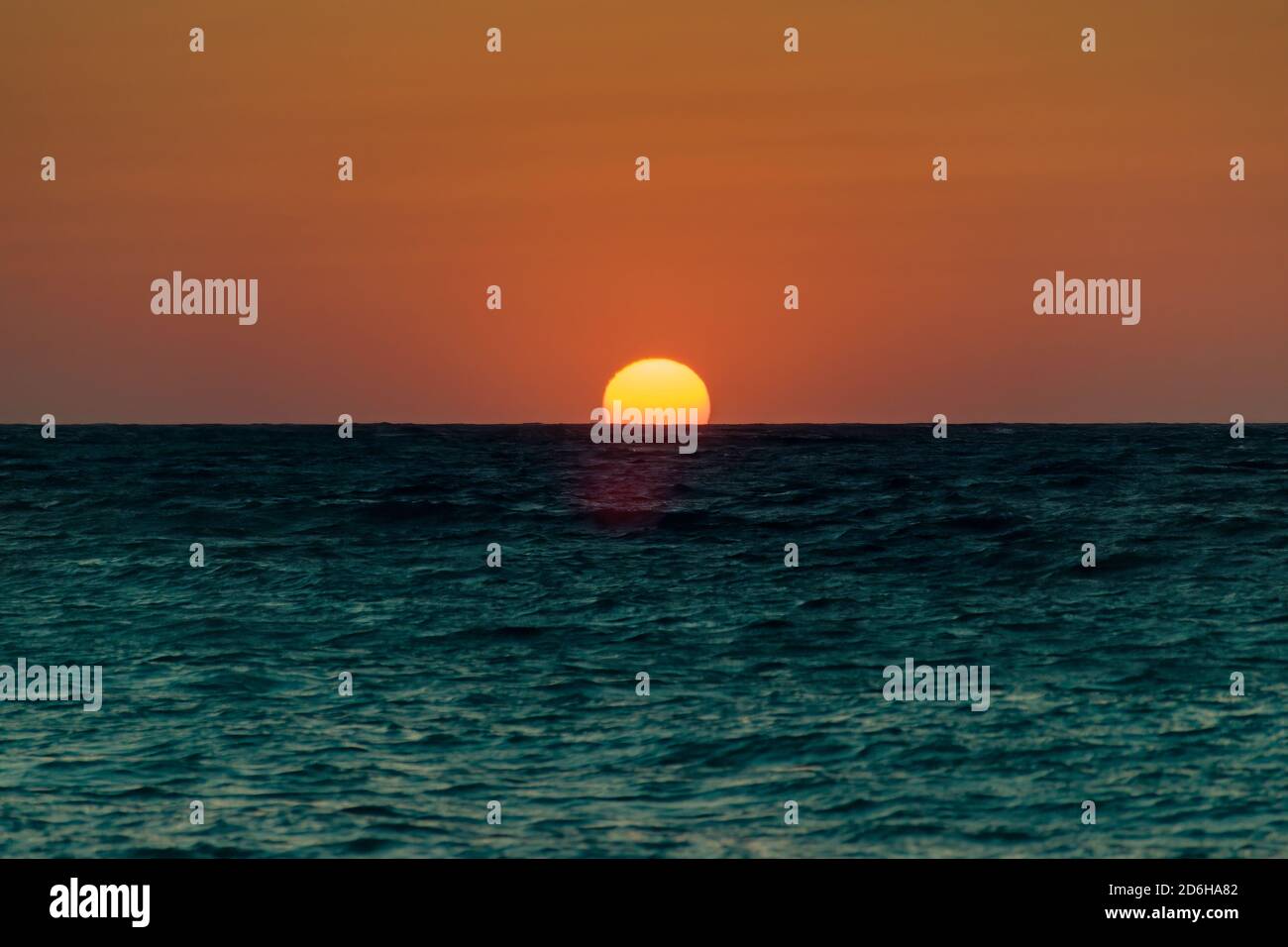 Sun on the horizon hi-res stock photography and images - Alamy