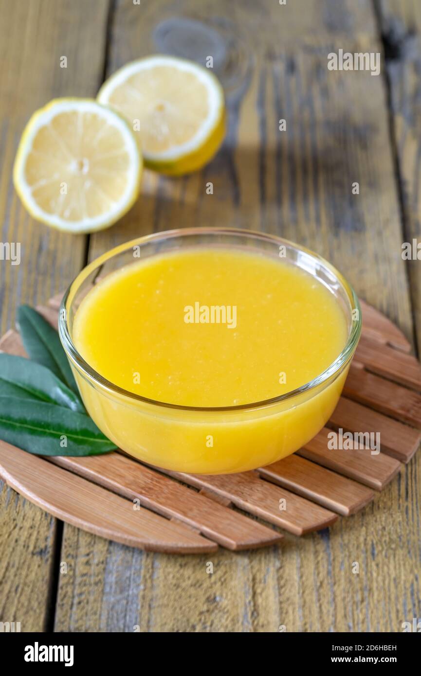 Glass bowl of lemon curd with fresh lemon Stock Photo - Alamy