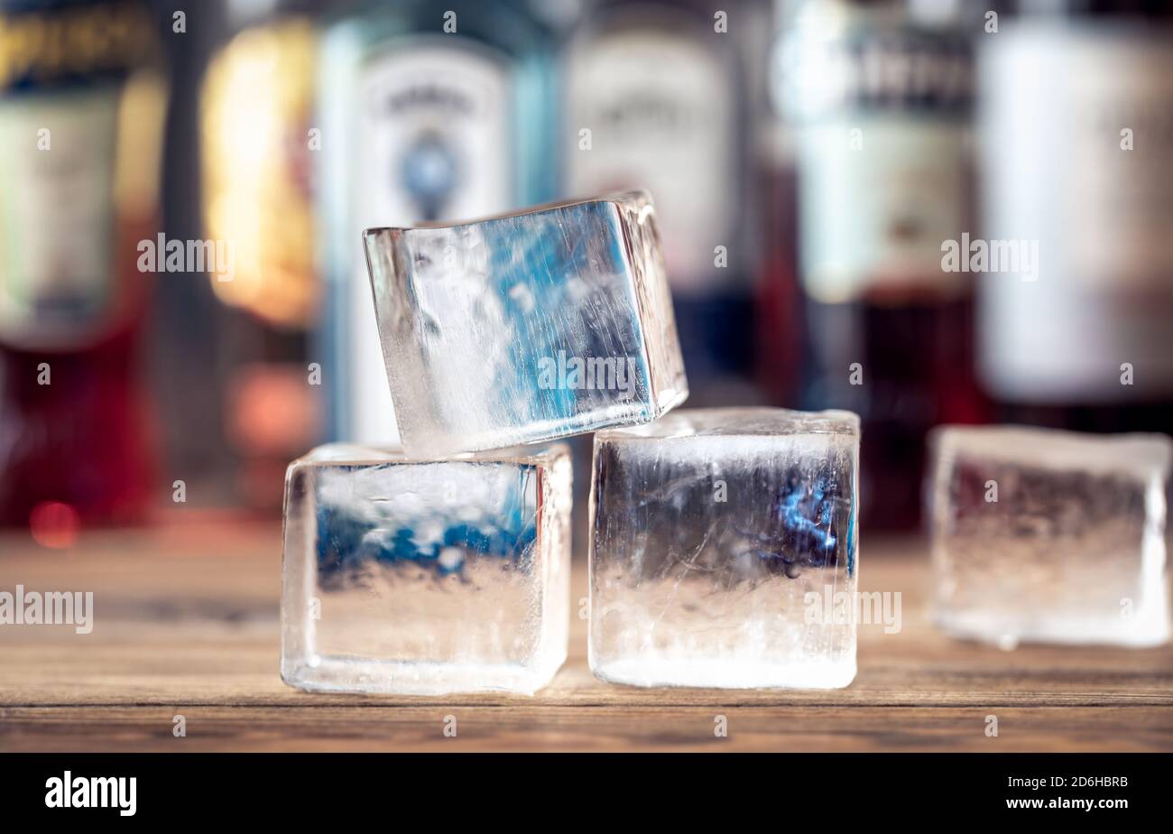 Crystal clear ice cubes on the bar counter Stock Photo - Alamy