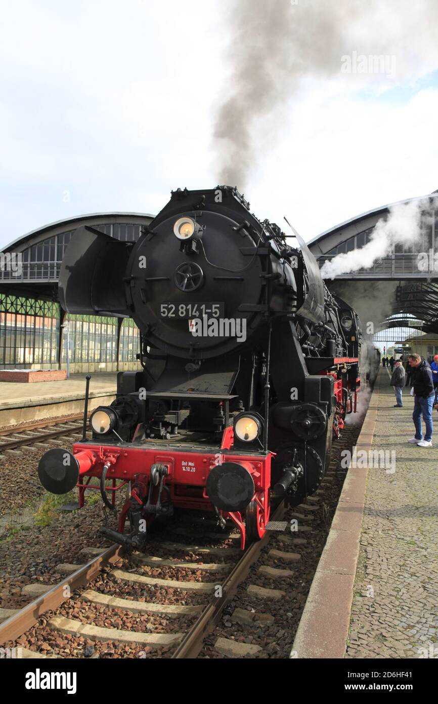 Deutsche Reichsbahn Dampflok 52 8141-5 Baujahr 1944 im Bahnhof Görlitz ...