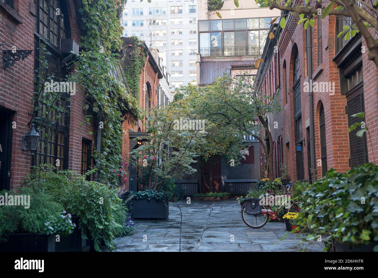 Sniffen court hi-res stock photography and images - Alamy