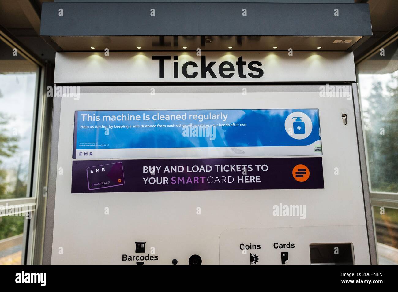 Platform ticket machine hi-res stock photography and images - Alamy