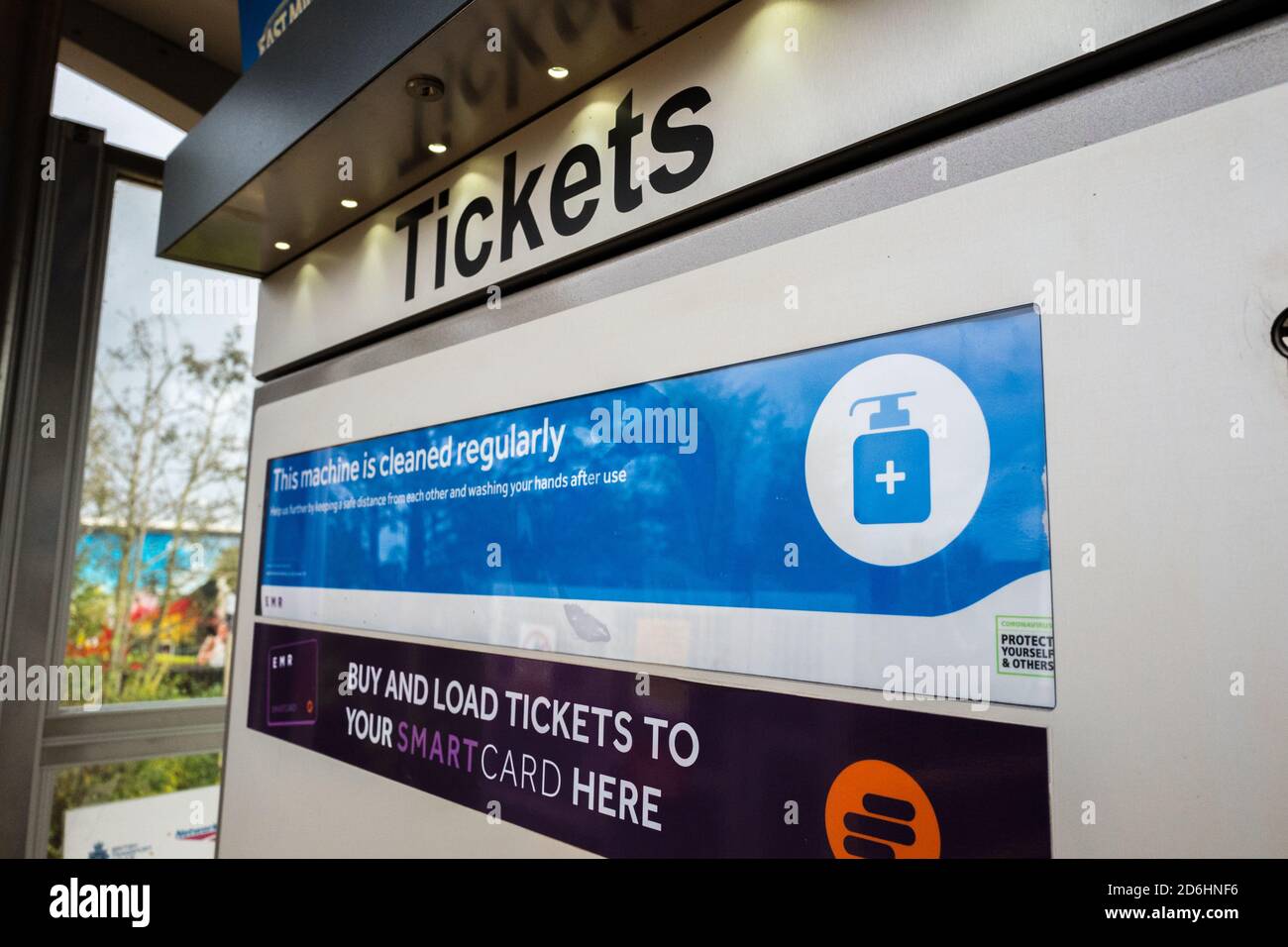 Platform ticket machine hi-res stock photography and images - Alamy