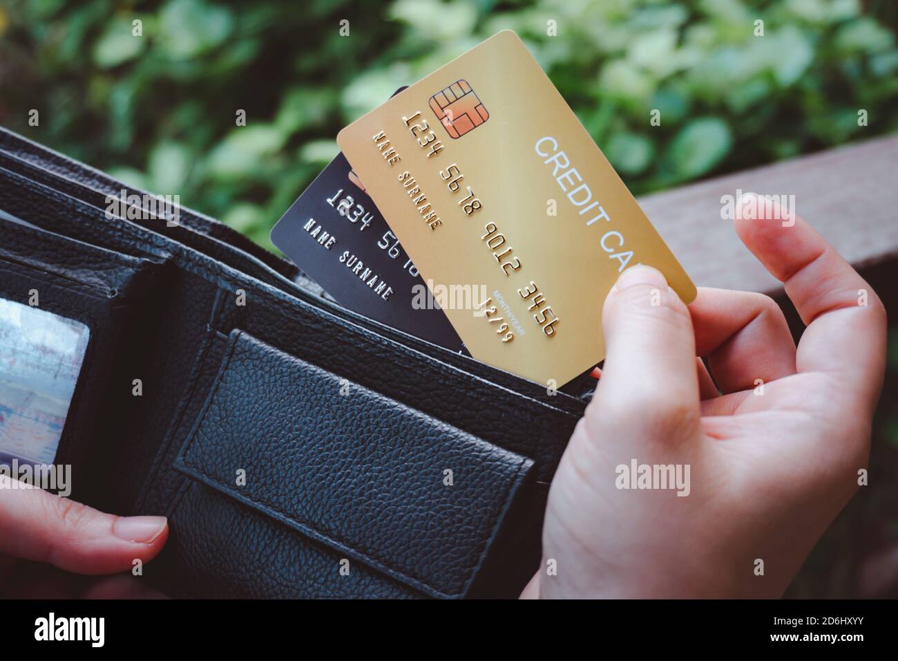 Woman hand open wallet showing credit card Stock Photo - Alamy