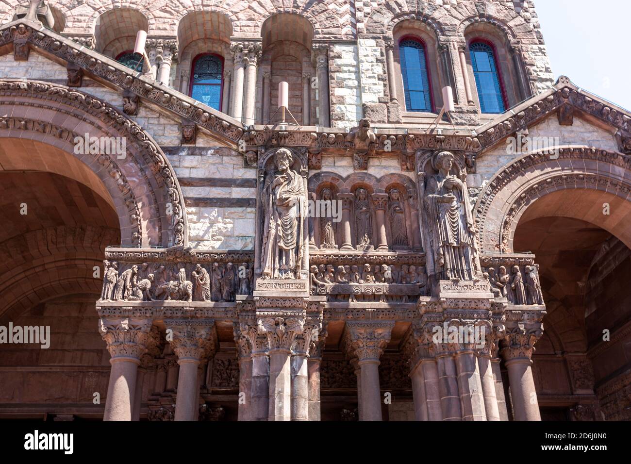 Facade sculptures made of dedham granite hi-res stock photography and ...