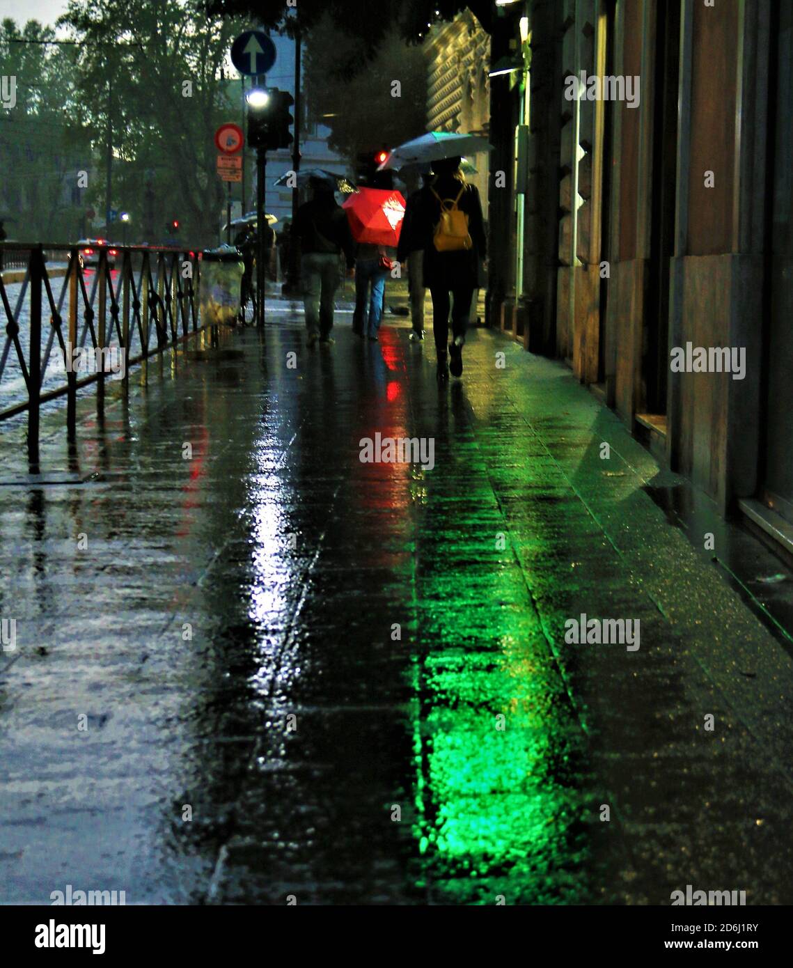 Reflection in wet street hi-res stock photography and images - Alamy