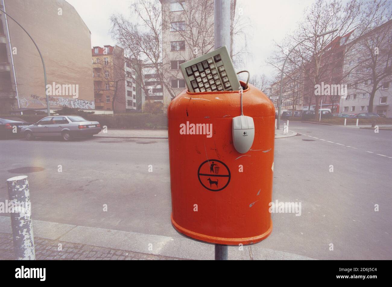 Trash can horizontal hi-res stock photography and images - Alamy
