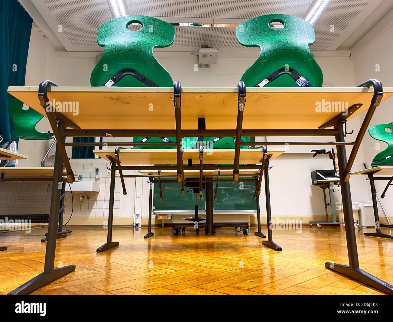 Empty classroom, individual tables without distance rule, Corona crisis ...