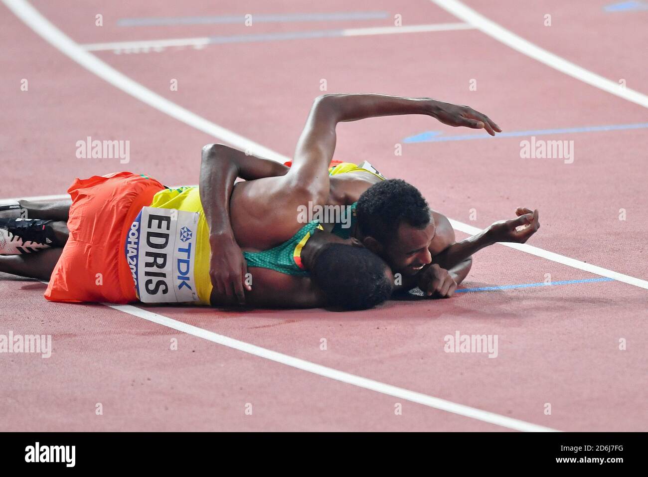 Athletes hugging hi-res stock photography and images - Alamy