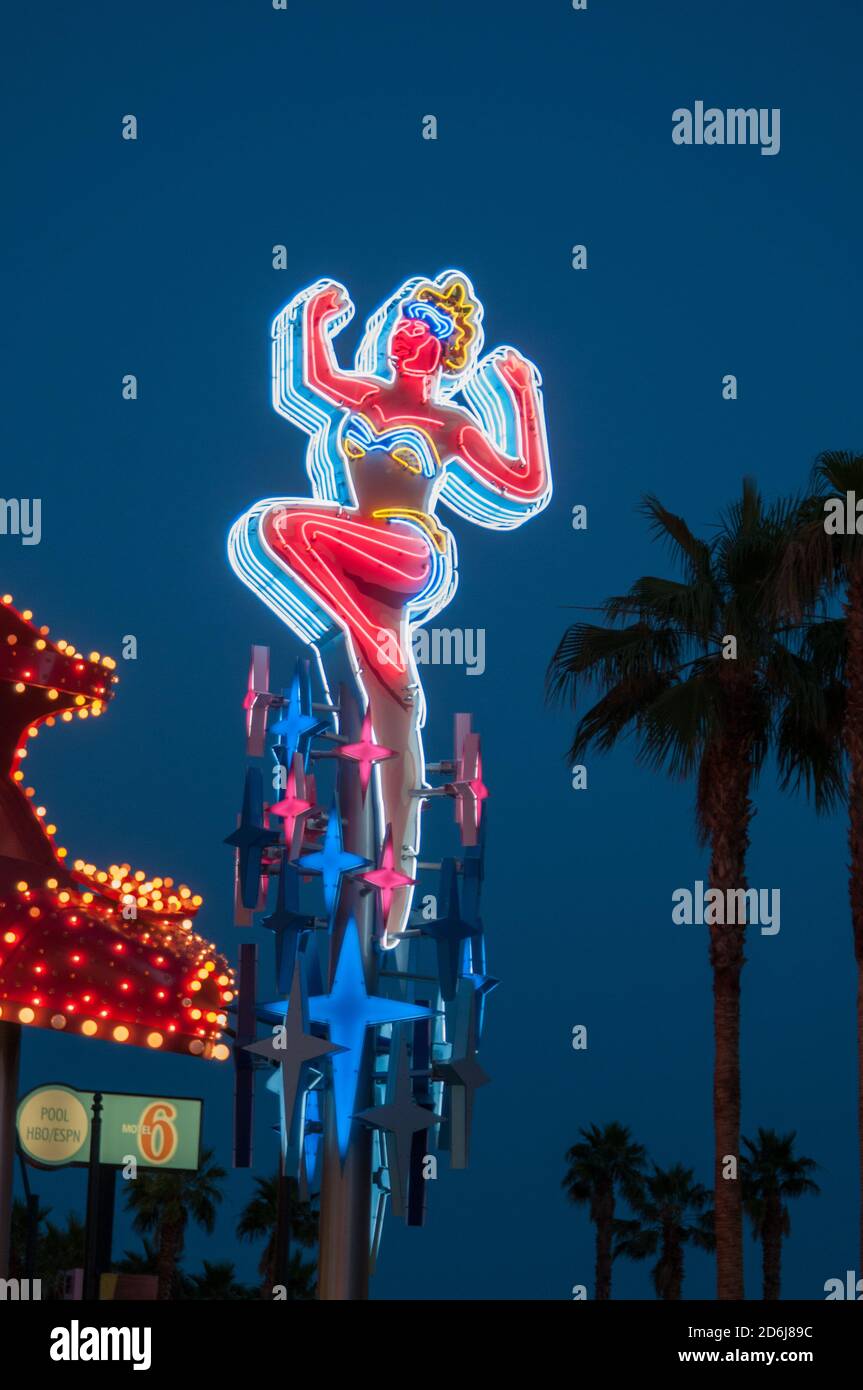 Las vegas showgirl hi-res stock photography and images - Alamy