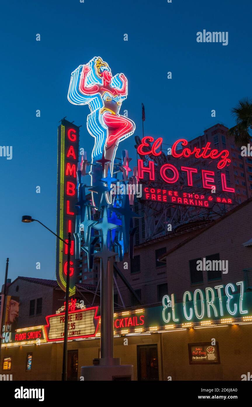 Las vegas showgirl hi-res stock photography and images - Alamy