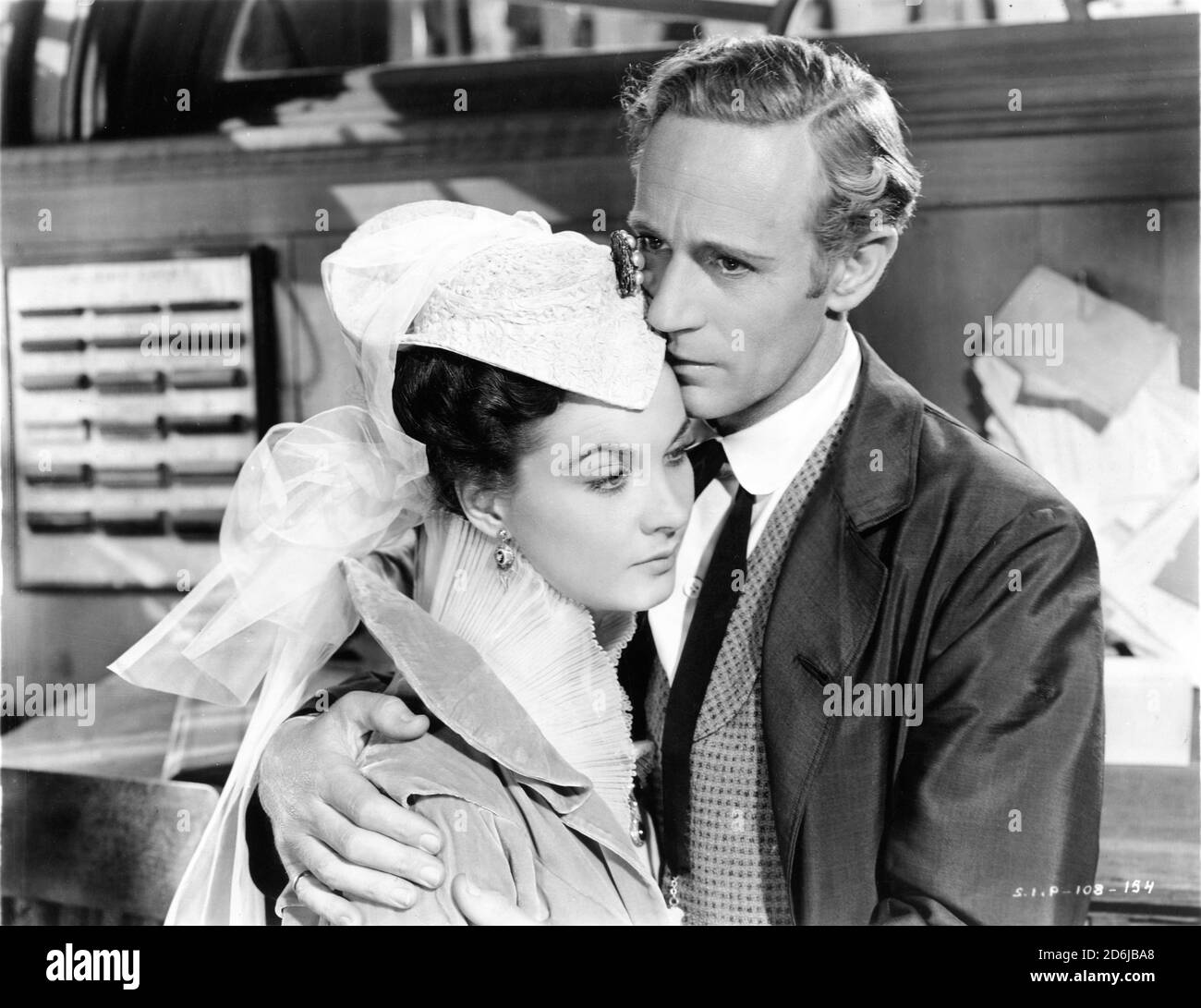 VIVIEN LEIGH and LESLIE HOWARD in GONE WITH THE WIND 1939 director ...