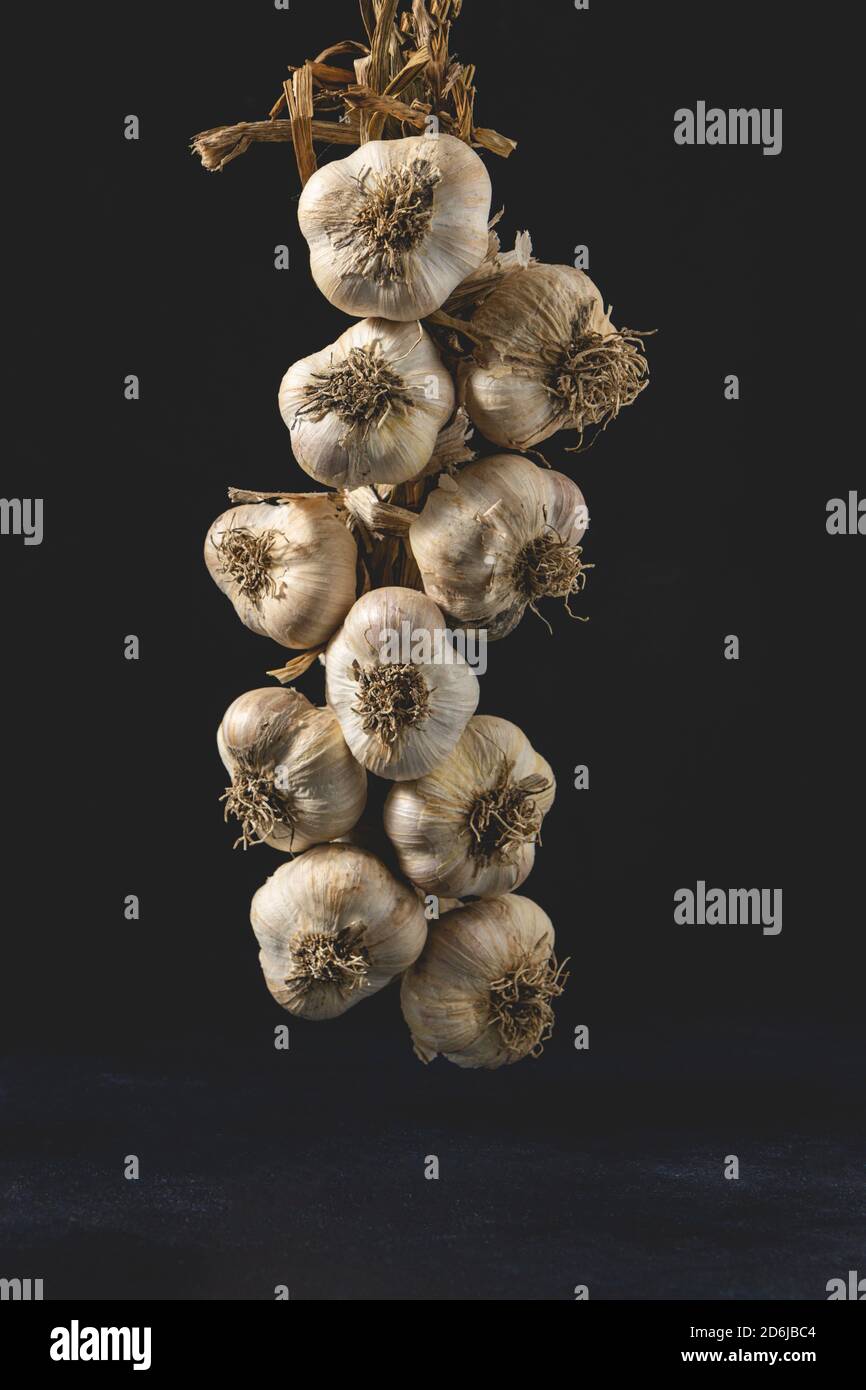 Hanging garlic cloves hi-res stock photography and images - Alamy