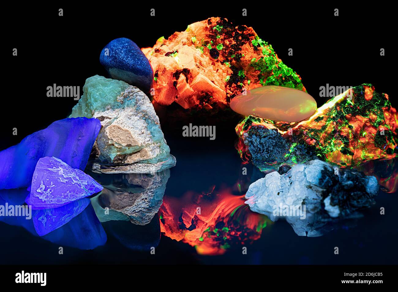 Fluorescent rock hi-res stock photography and images - Alamy
