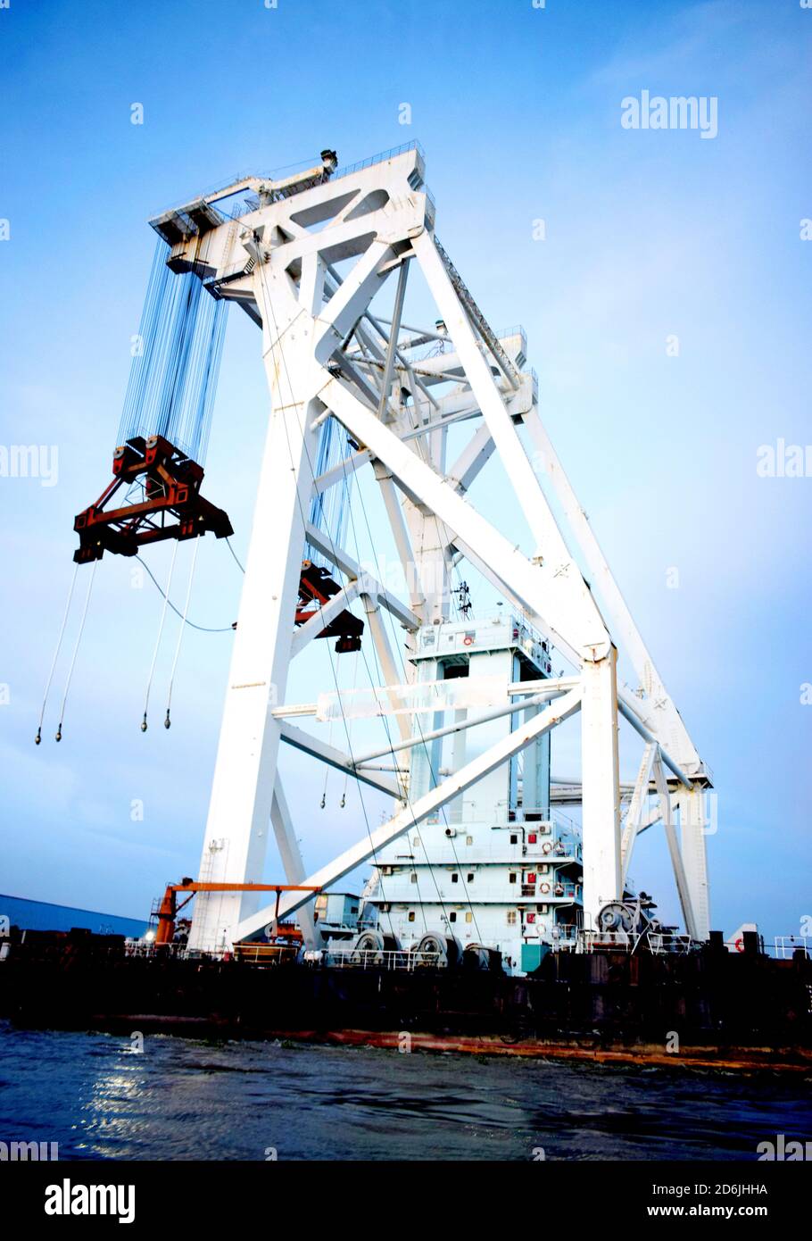 Heavy construction hi-res stock photography and images - Alamy