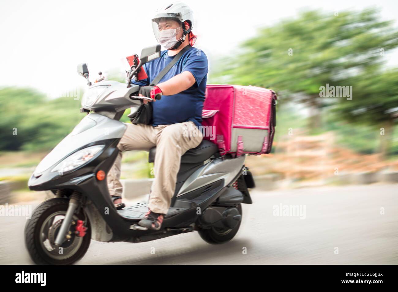 Food delivery man hi-res stock photography and images - Alamy