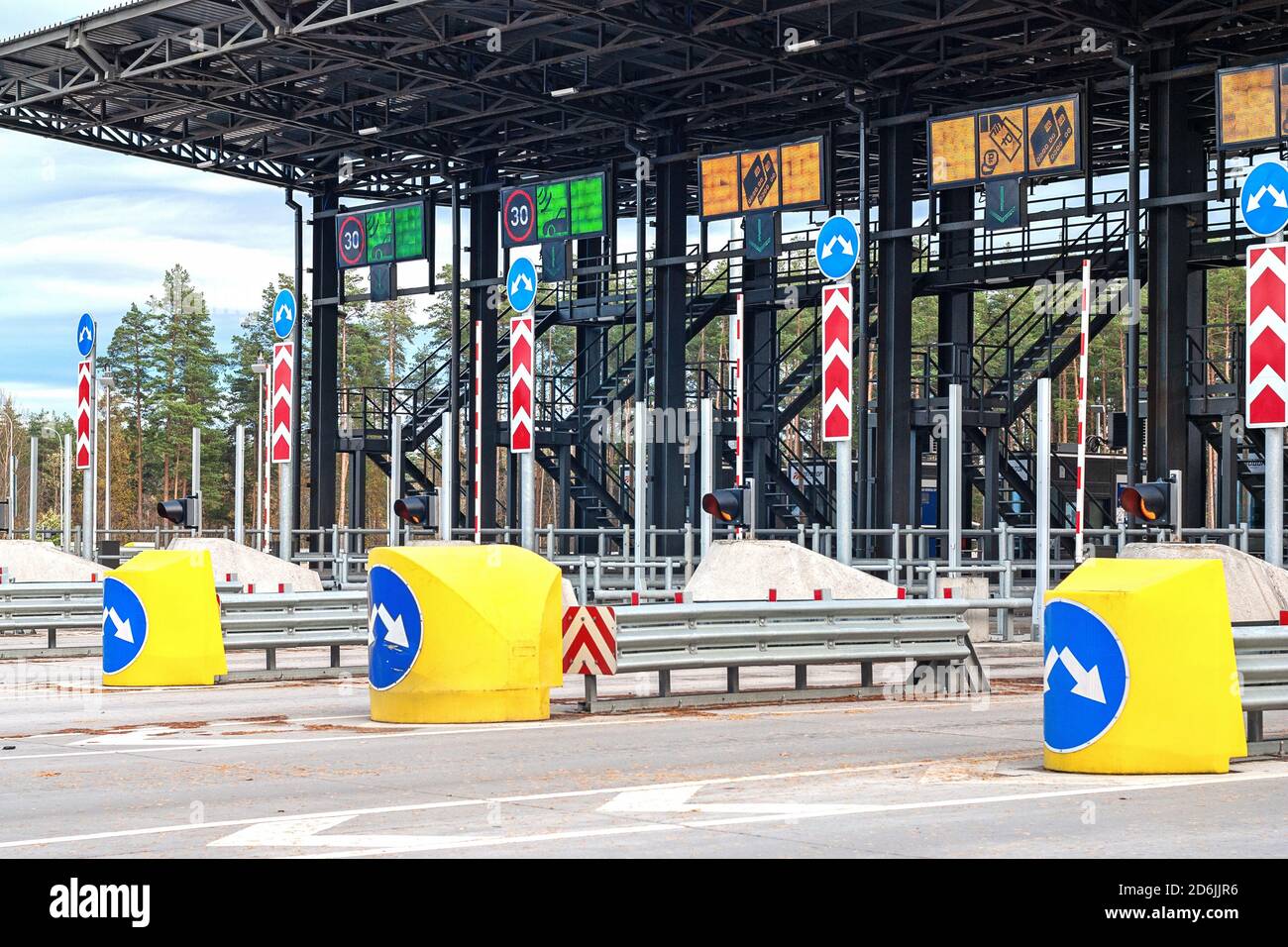 Checkpoint barrier road hi-res stock photography and images - Alamy