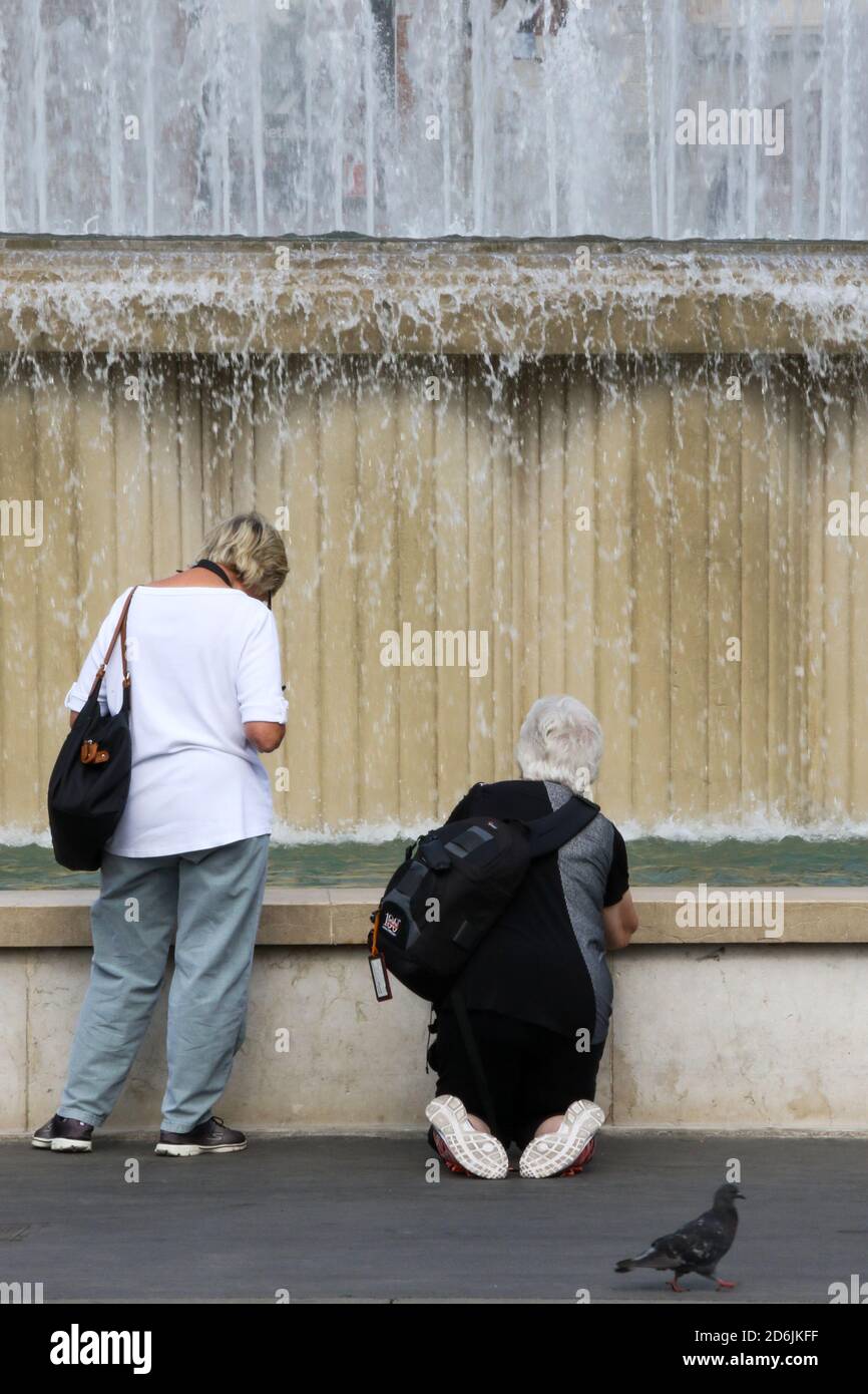 Fountain milan hi-res stock photography and images - Alamy