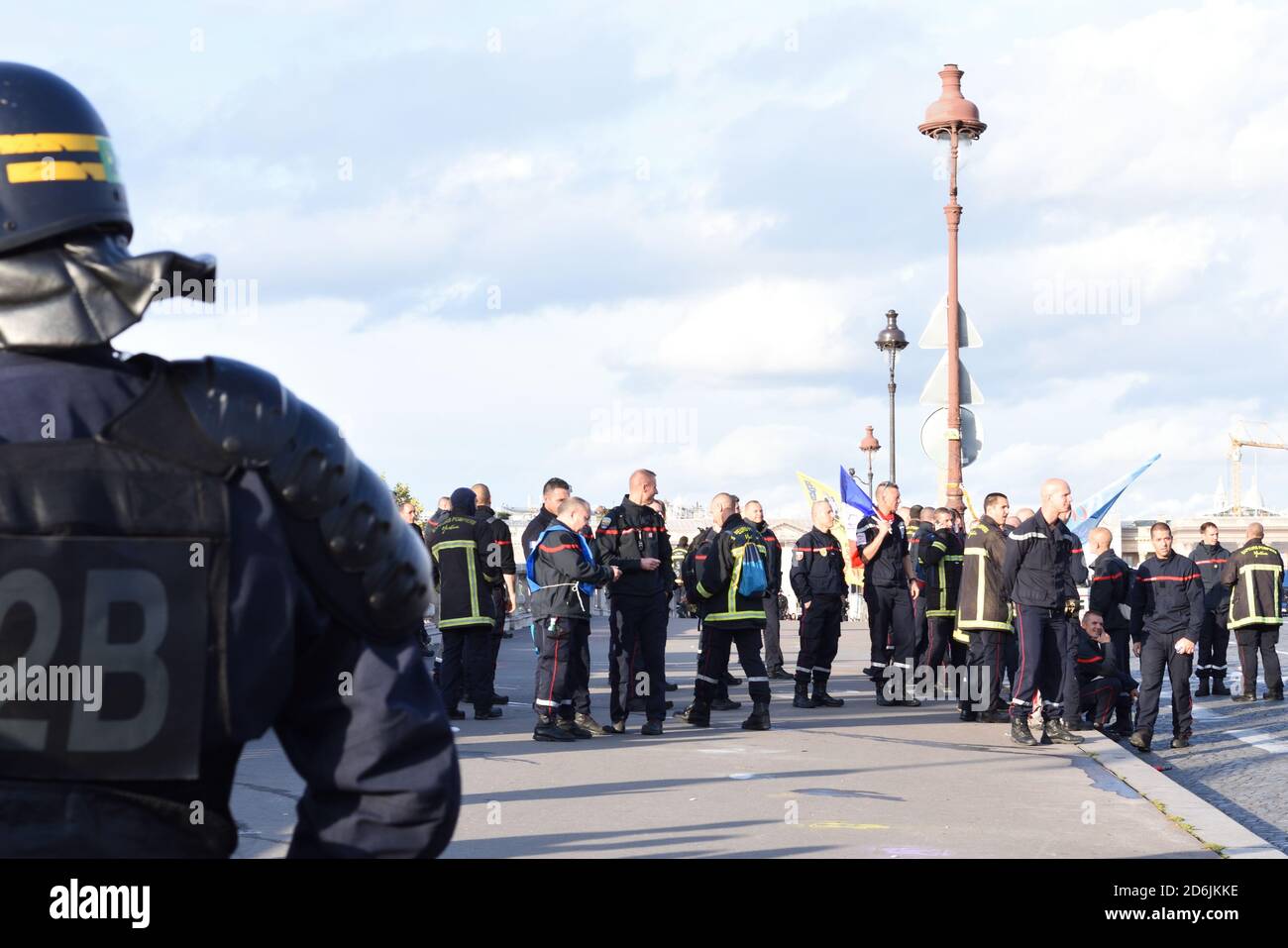 French firefighter protesters hi-res stock photography and images - Alamy