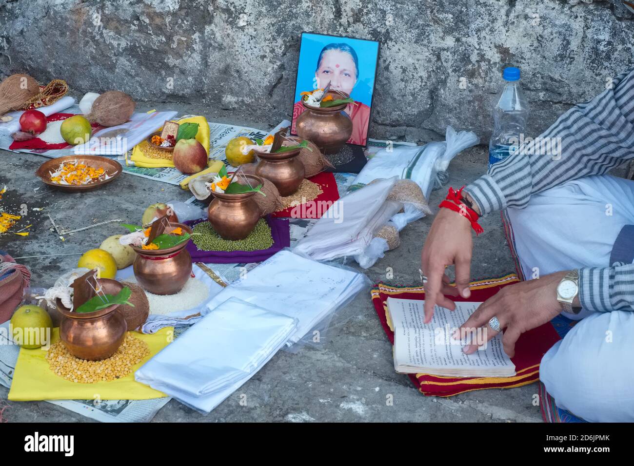 Hindu death hi-res stock photography and images - Alamy