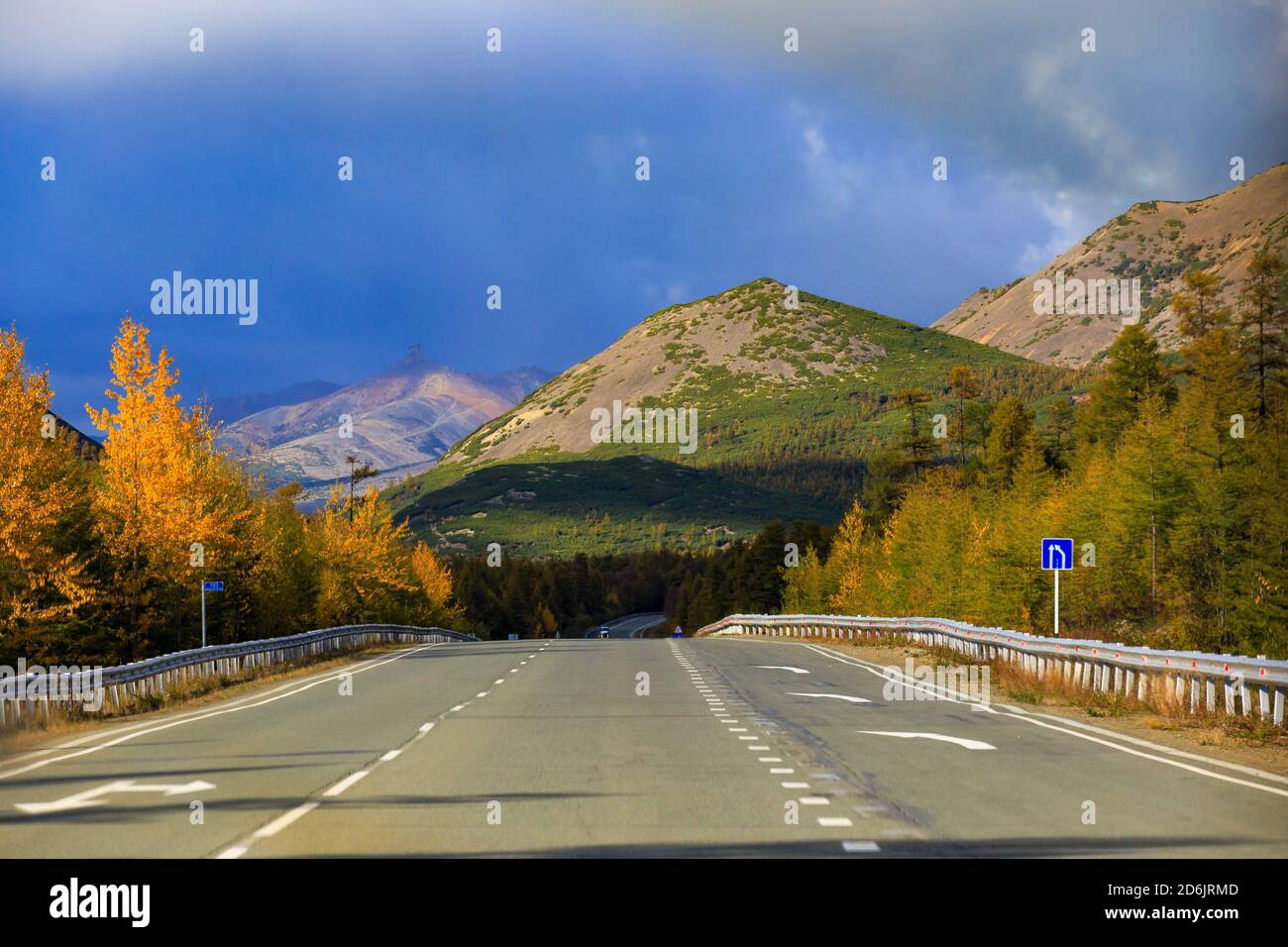 Winding road stretching distance hi-res stock photography and images ...