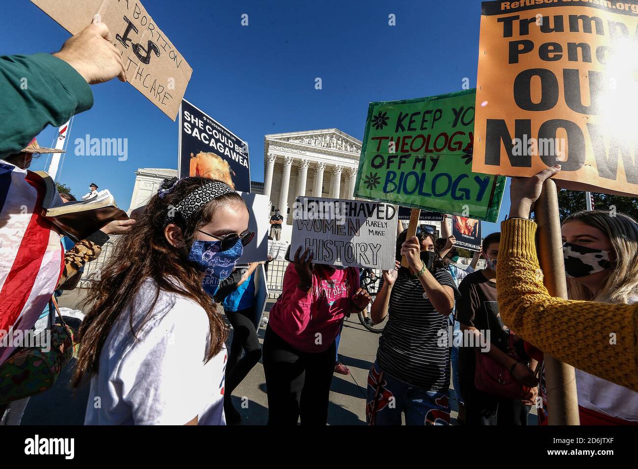 Women listening wearing face mask masks hi-res stock photography and ...