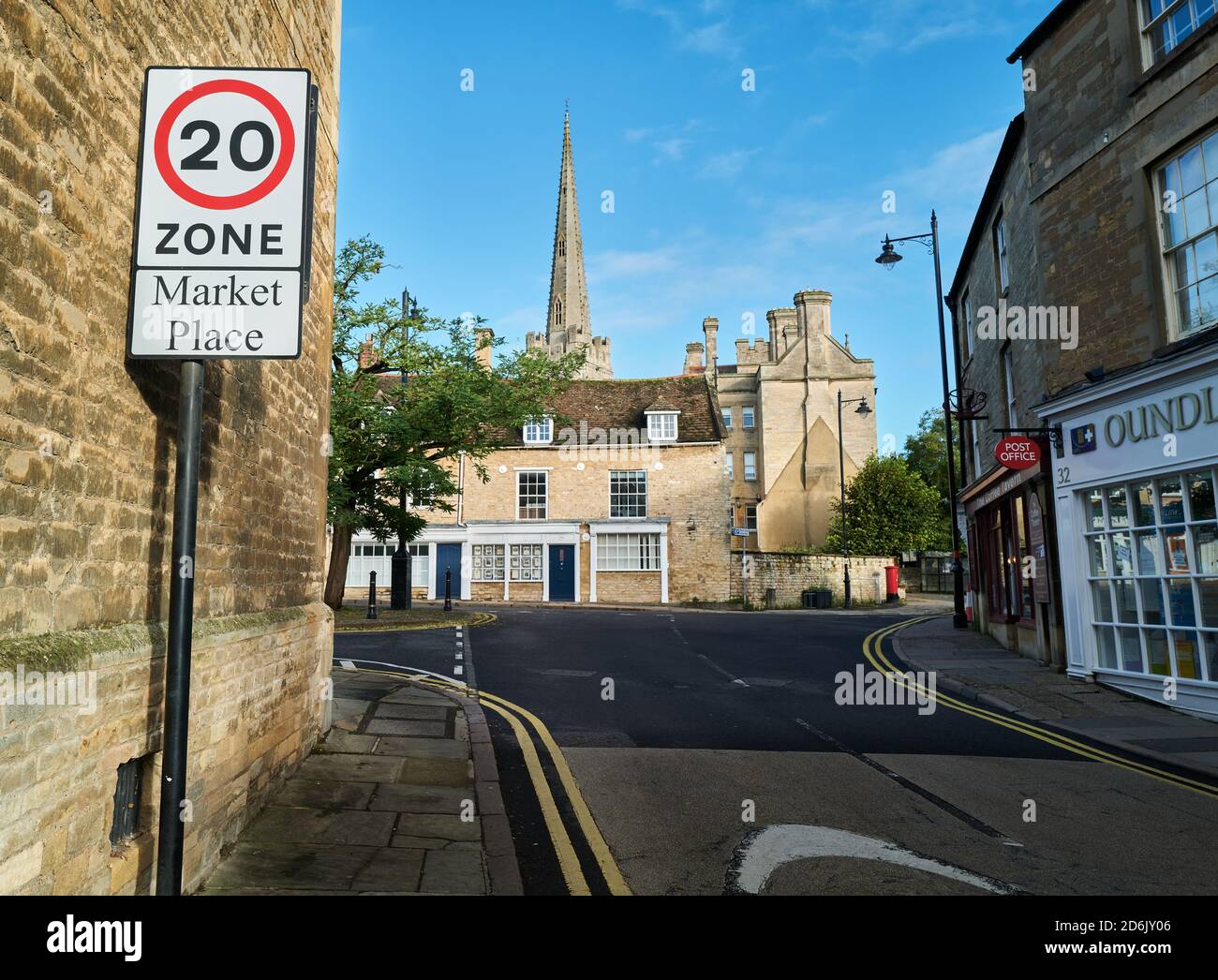 20 mph zone at entrance to Market Place, Oundle, England Stock Photo ...