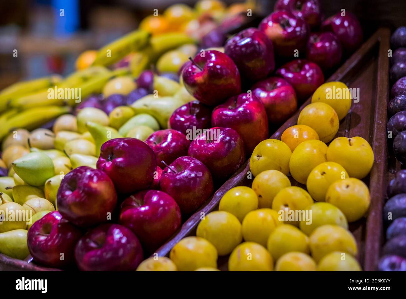 Red apple fruit exposition in farm store and super market in commercial ...
