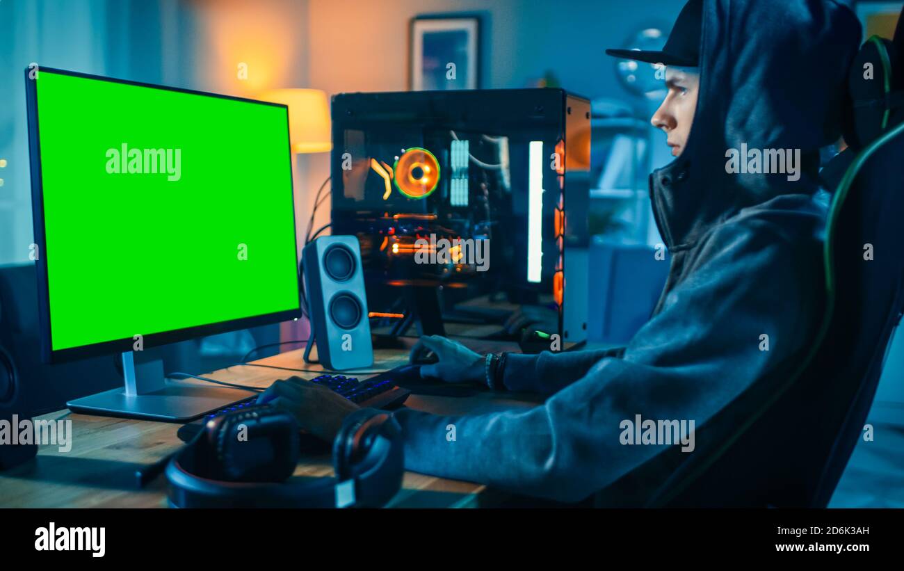 Professional Stream Using His Cool Personal Computer with Green Screen ...