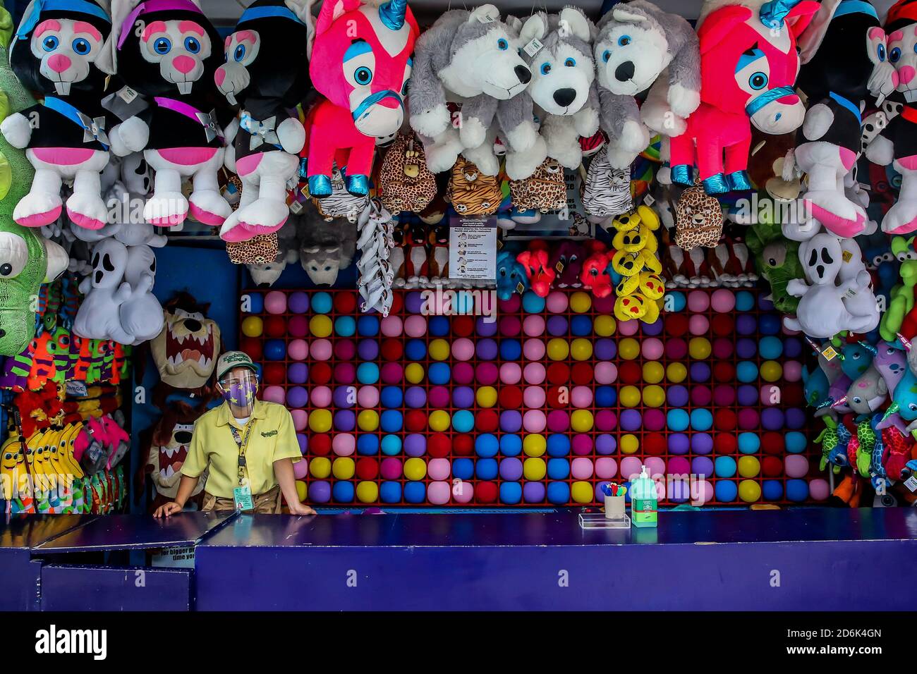 Laguna Province. 18th Oct, 2020. A park attendant wearing a protective ...
