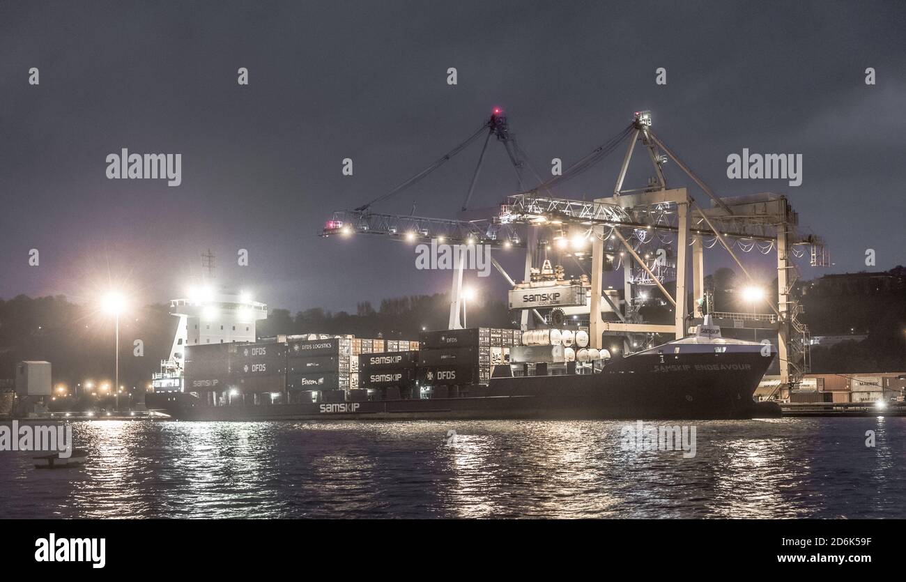 Shipping cranes hi-res stock photography and images - Alamy