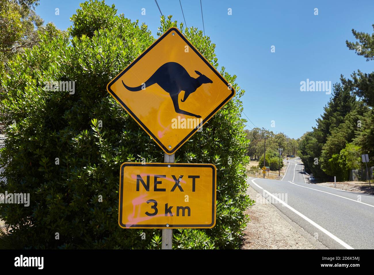 Roo Sign. A typical scene when driving in the outback in Australia ...