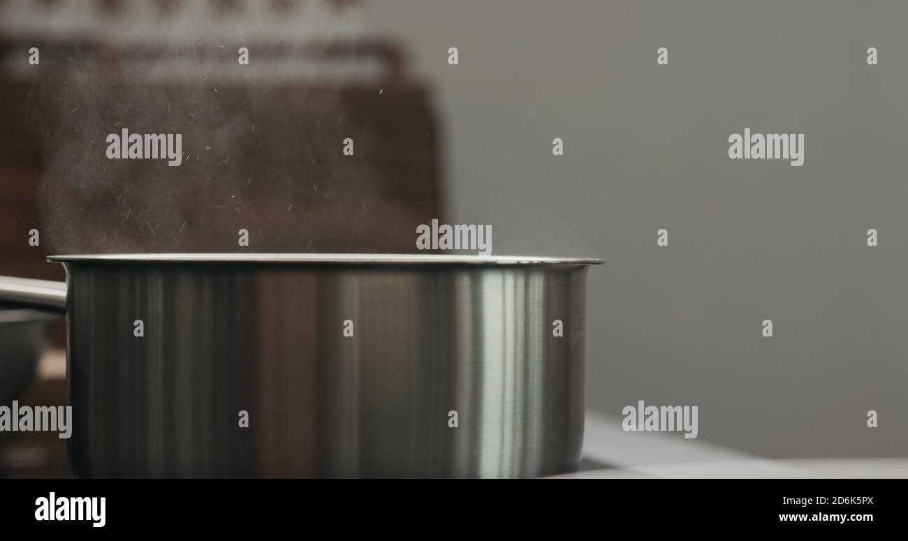 Saucepan of boiling water hi-res stock photography and images - Alamy