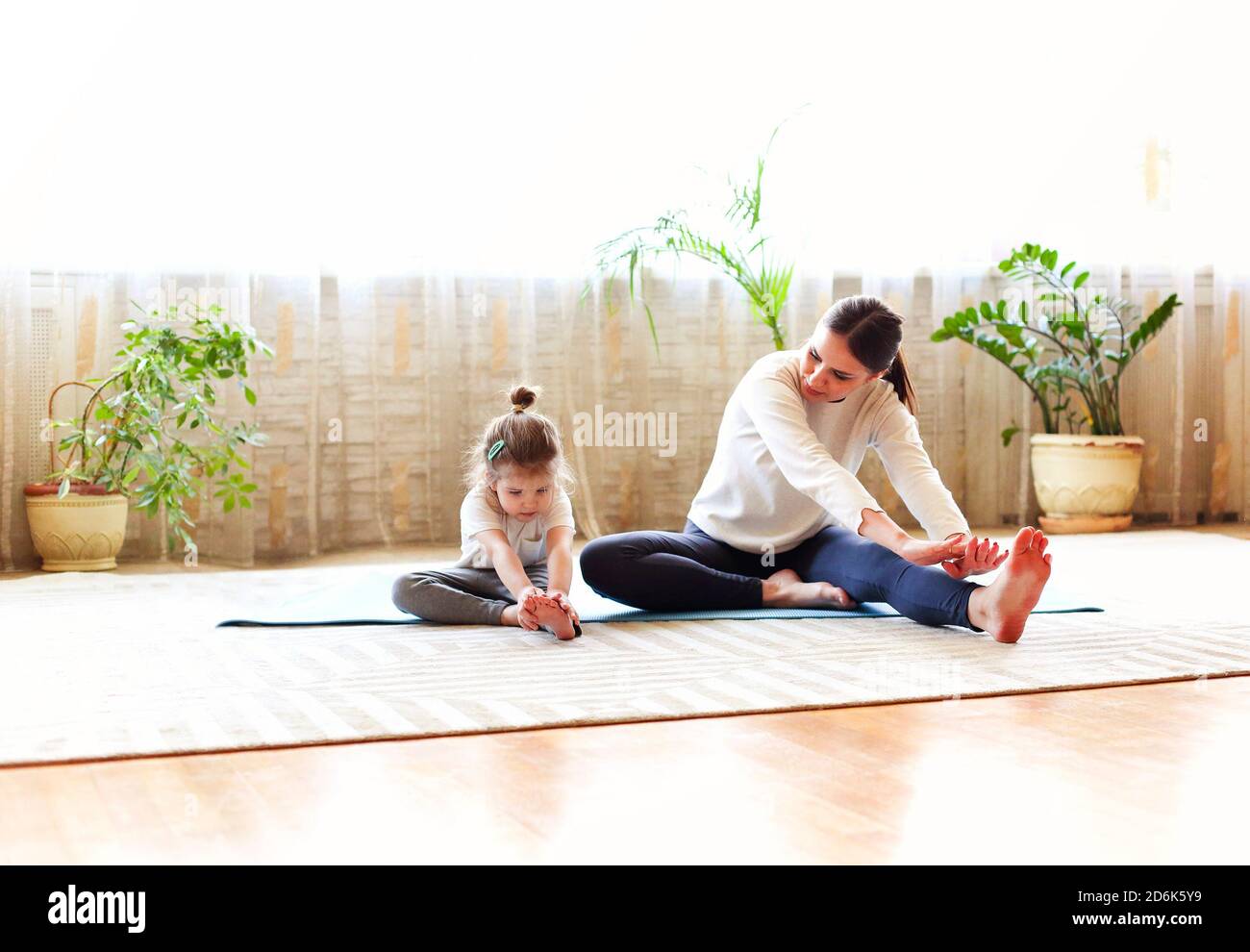 Child sit up exercise hi-res stock photography and images - Alamy