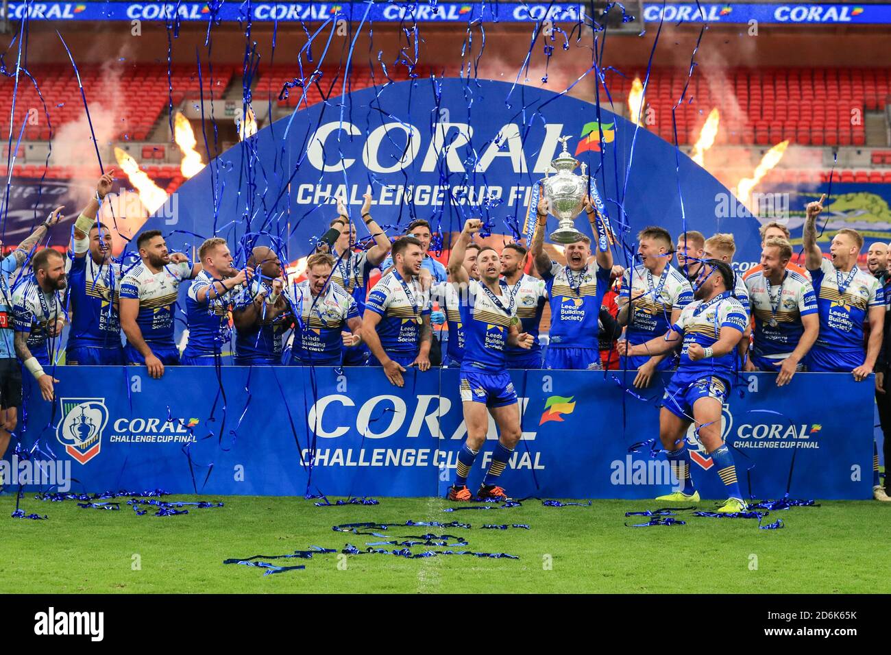 Leeds celebrate as they lift the trophy Stock Photo - Alamy