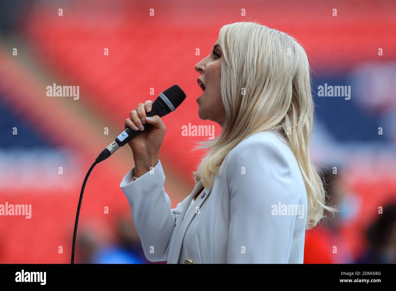 Lizzie Jones sings the National Anthem ahead of kick off Stock Photo ...