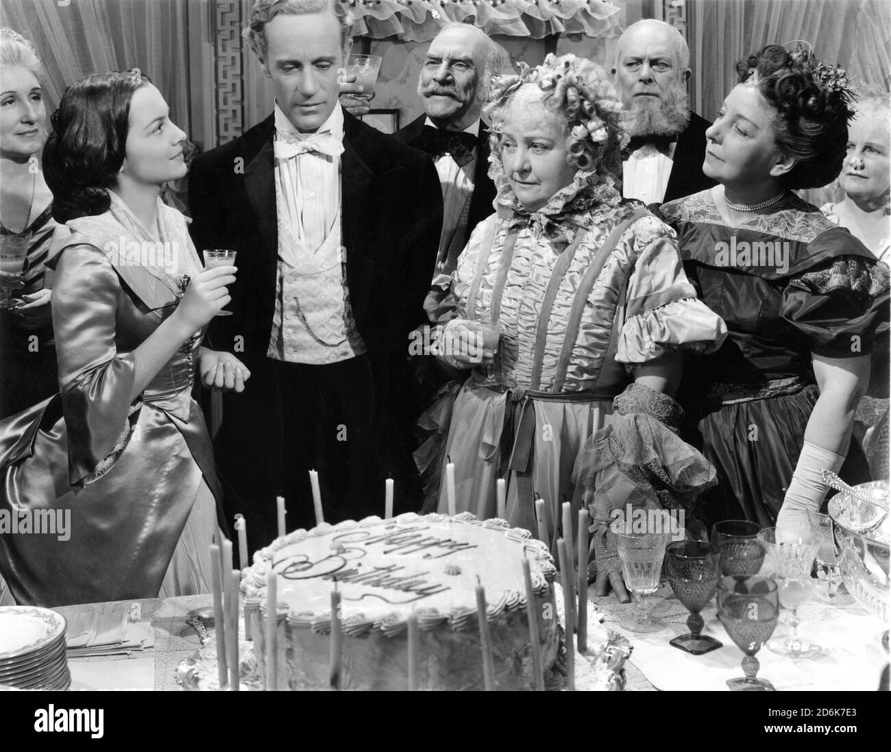 OLIVIA de HAVILLAND LESLIE HOWARD and LAURA HOPE CREWS in GONE WITH THE ...