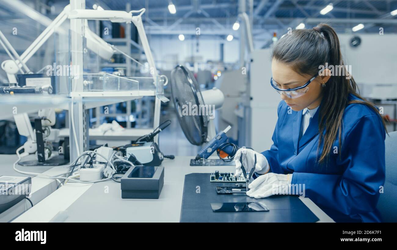 Work cell assembly line hi-res stock photography and images - Alamy