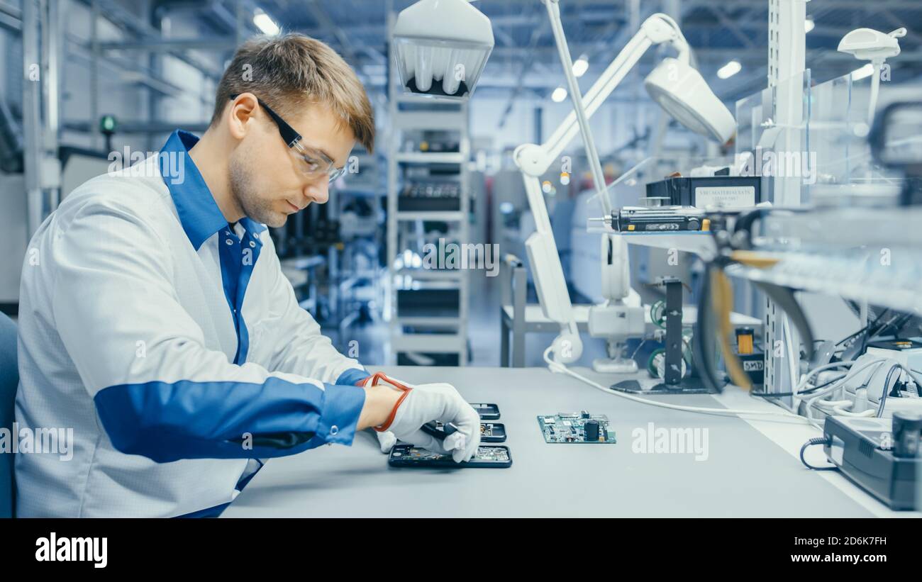 Work cell assembly line hi-res stock photography and images - Alamy